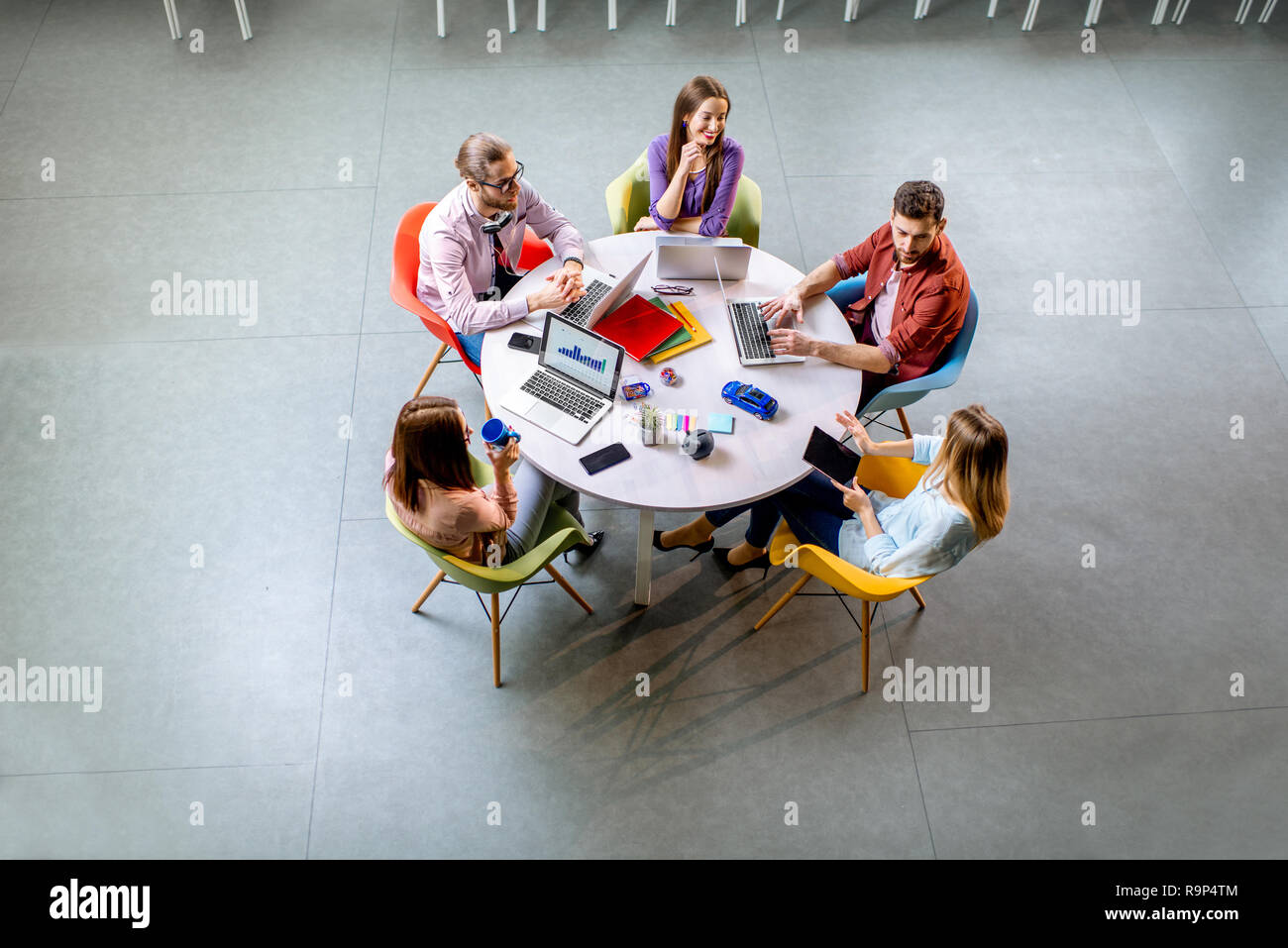 Group of people table from above hi-res stock photography and images ...