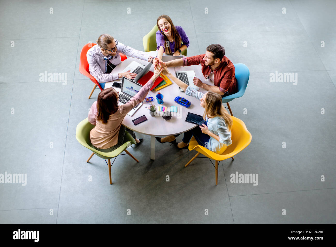 Group of people in circle from above hi-res stock photography and ...