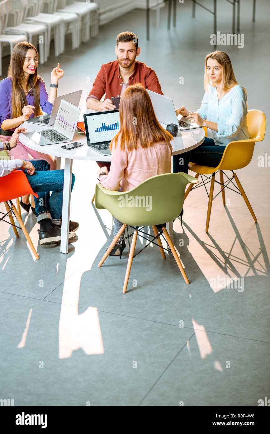 Business meeting round table hi-res stock photography and images - Alamy