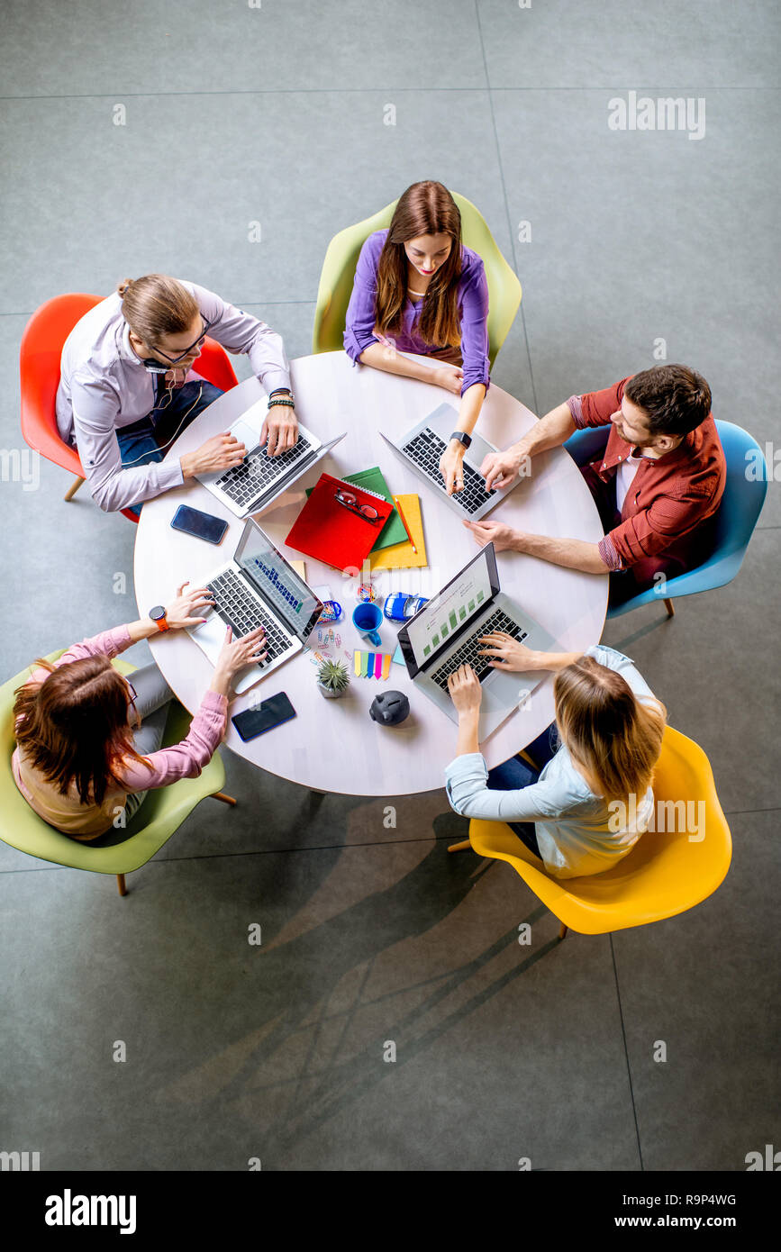 Business meeting table from above hi-res stock photography and images ...