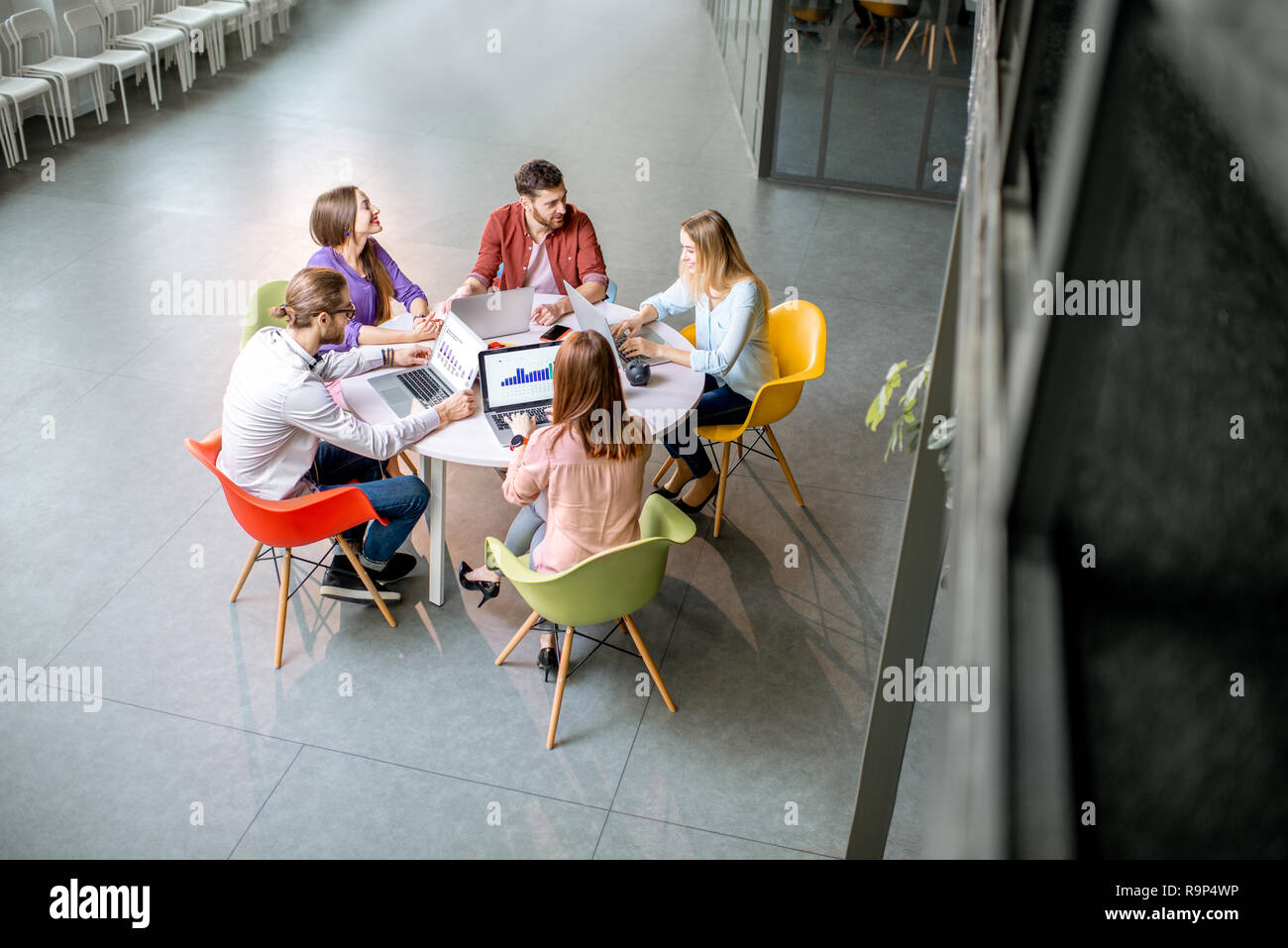 Business people meeting round table hi-res stock photography and images ...