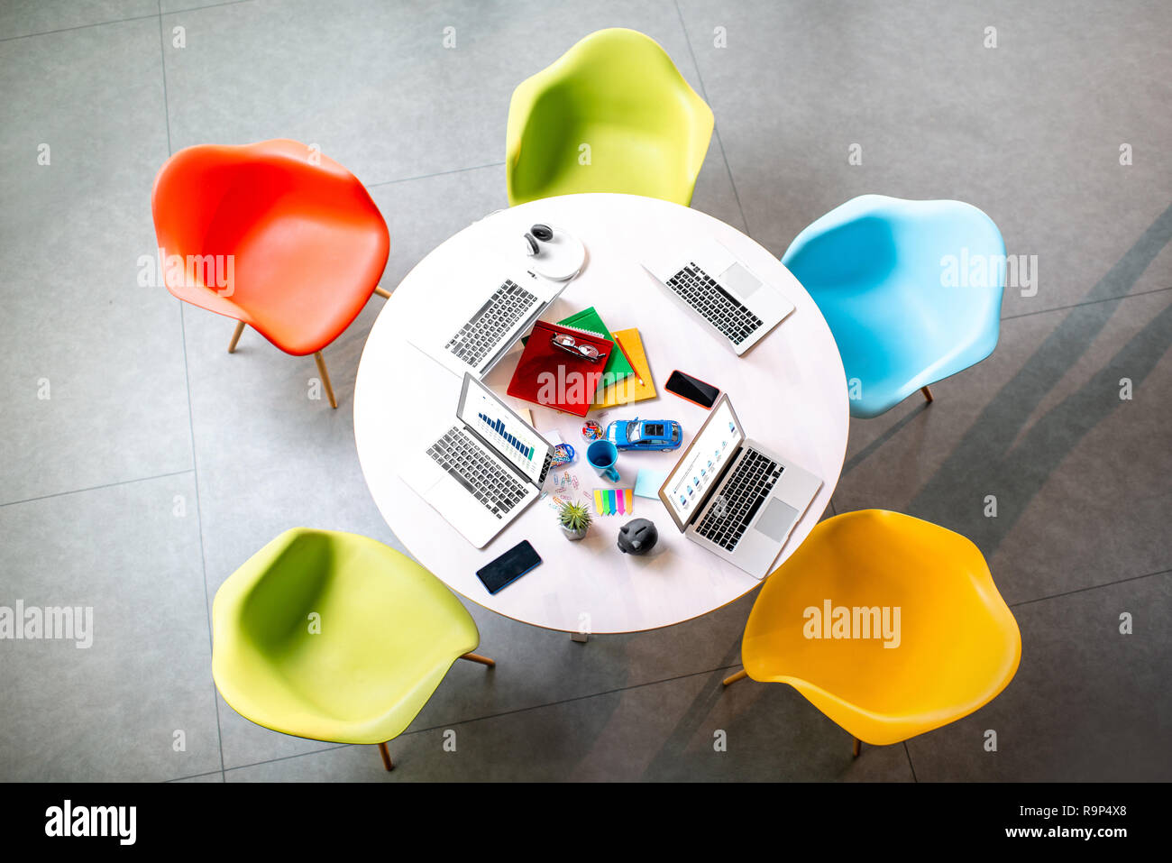Round table conference hi-res stock photography and images - Alamy