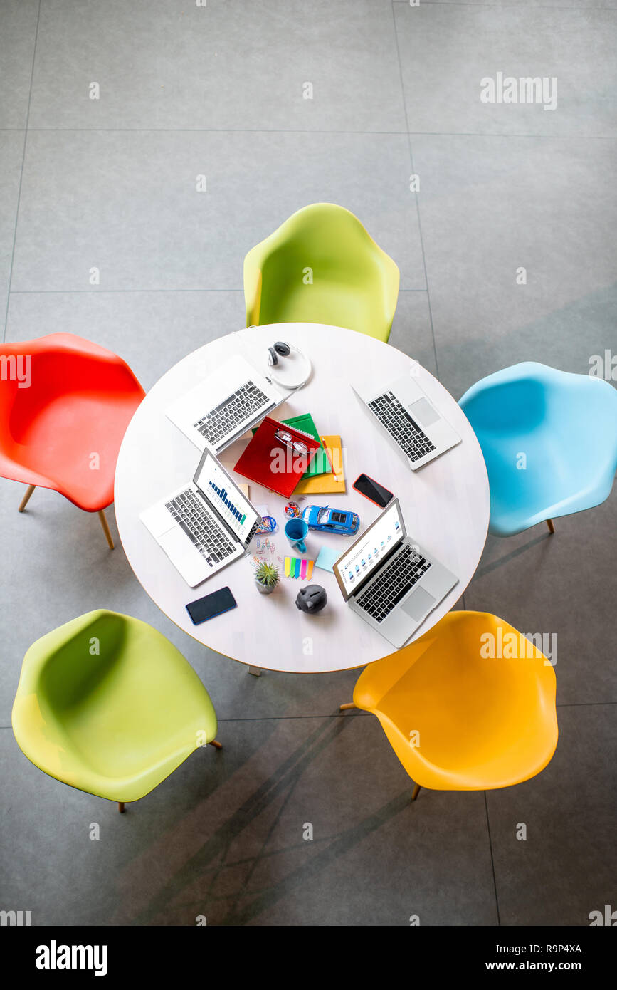 Round table conference hi-res stock photography and images - Alamy