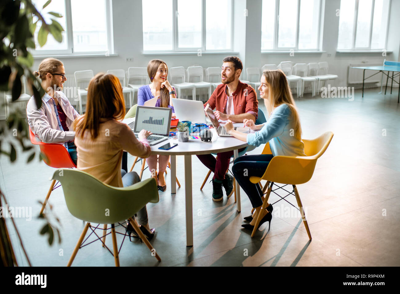 Group people sitting round table hi-res stock photography and images ...