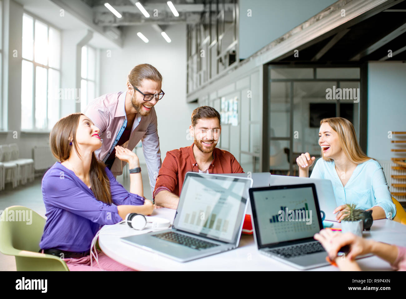 Group people sitting round table hi-res stock photography and images ...