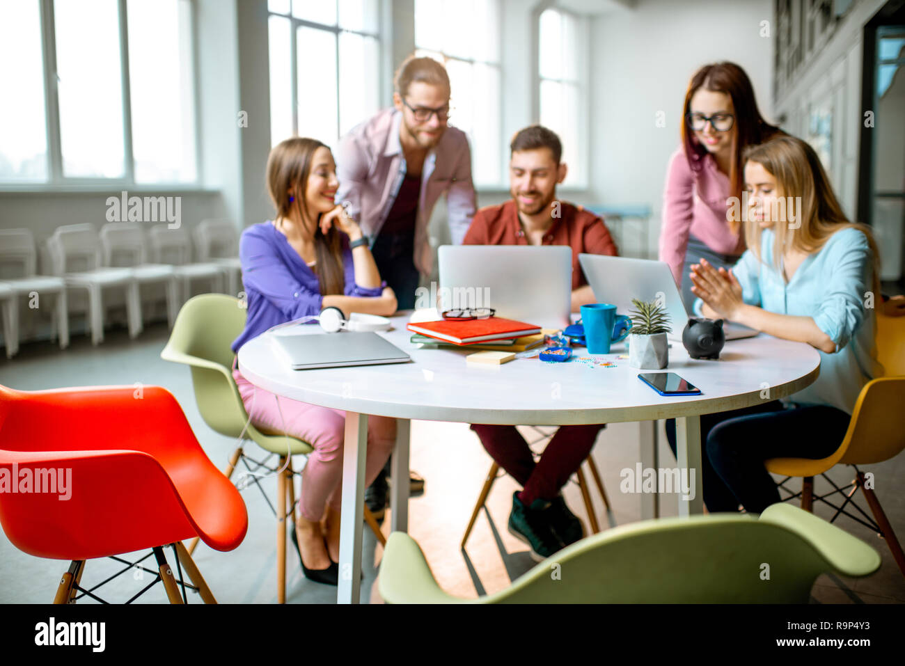 Group people sitting round table hi-res stock photography and images ...