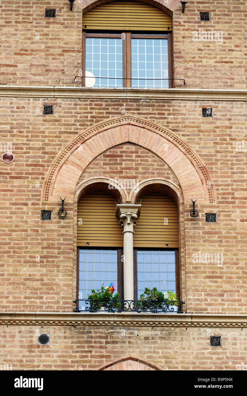 Arch window on medieval brick building in Siena. Italy Stock Photo - Alamy