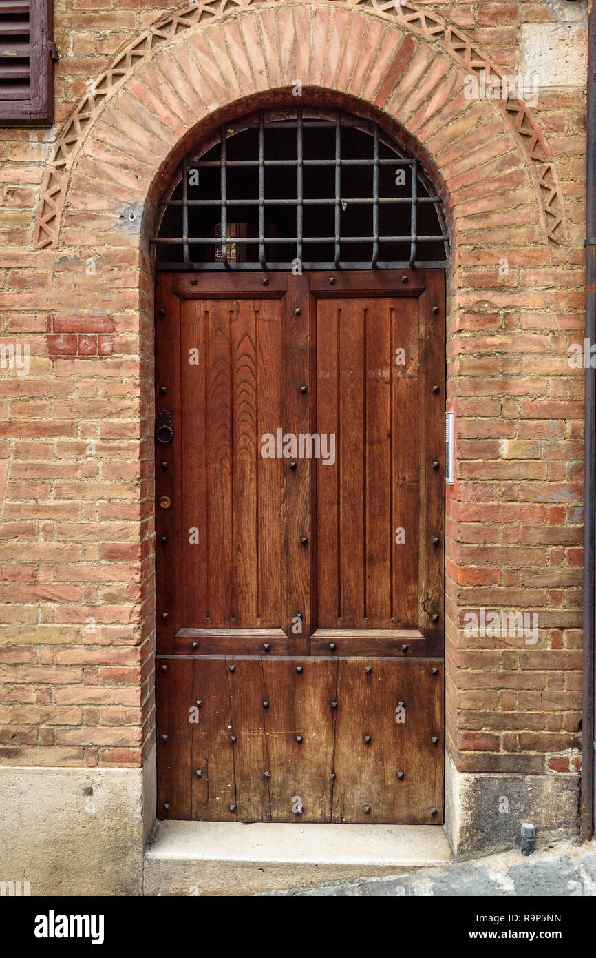 Wooden arch door hi-res stock photography and images - Alamy