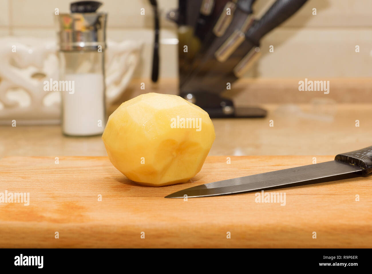 Skinned potatoes hi-res stock photography and images - Alamy