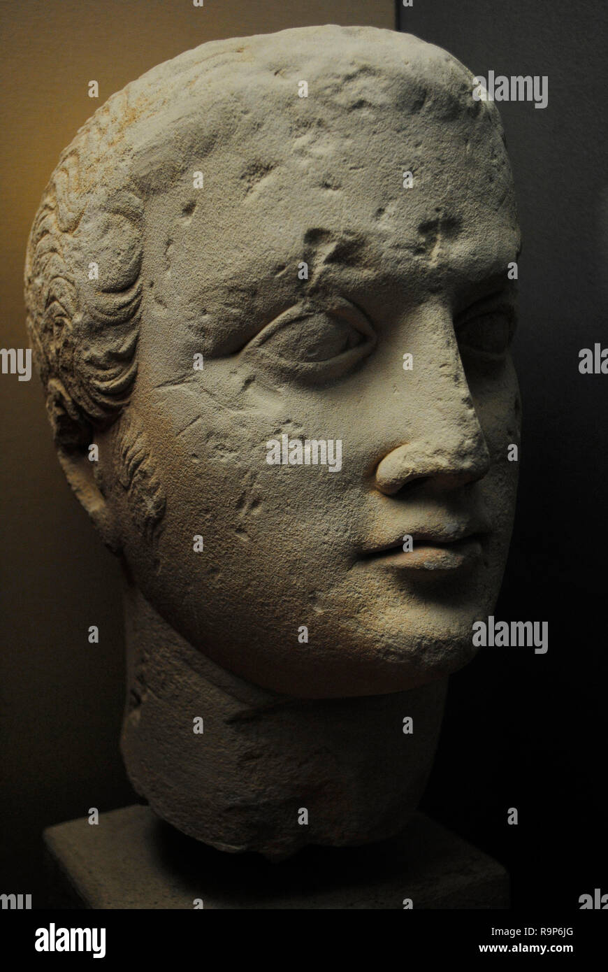 Face male bust roman statue hi-res stock photography and images - Alamy