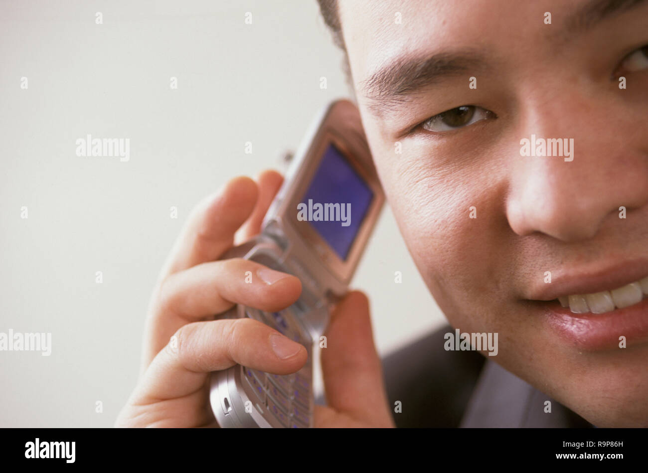 Hand holding flip phone hi-res stock photography and images - Alamy