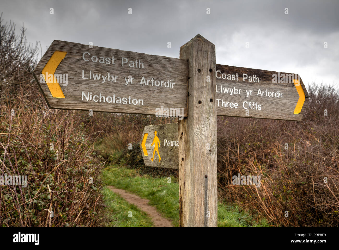 Road signs welsh hi-res stock photography and images - Alamy