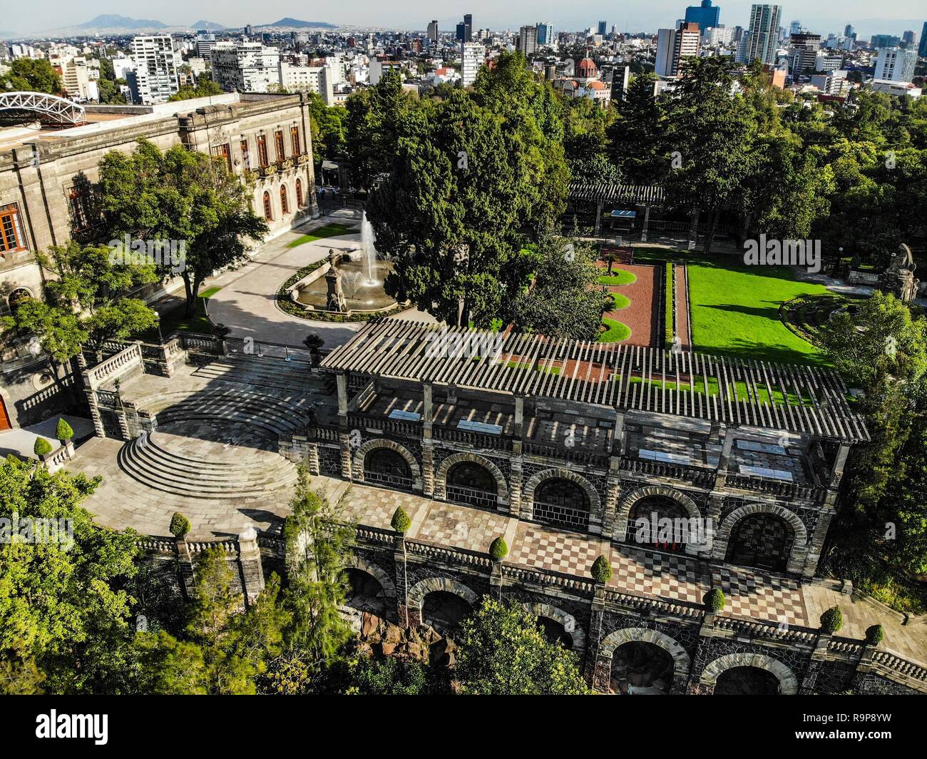 Castillo de Chapultepec. El bosque de Chapultepec. parque urbano en la ...