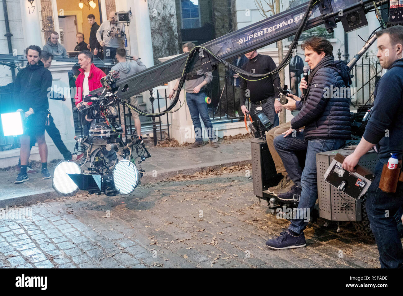 MARY POPPINS RETURNS, crew, director Rob Marshall (second from right ...