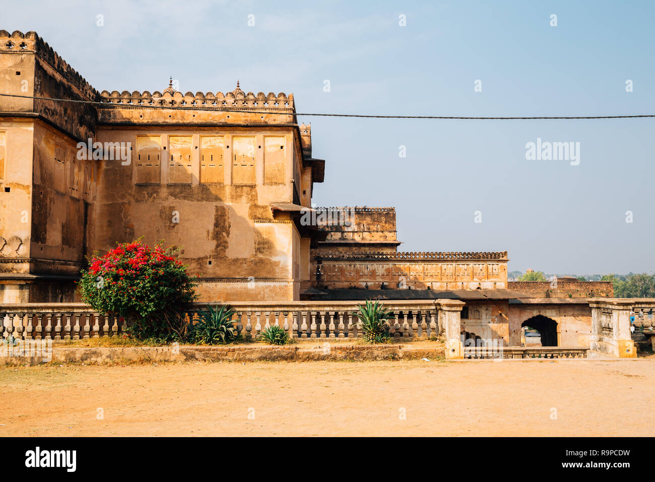Orchha Fort Raja Mahal, ancient ruins in India Stock Photo - Alamy