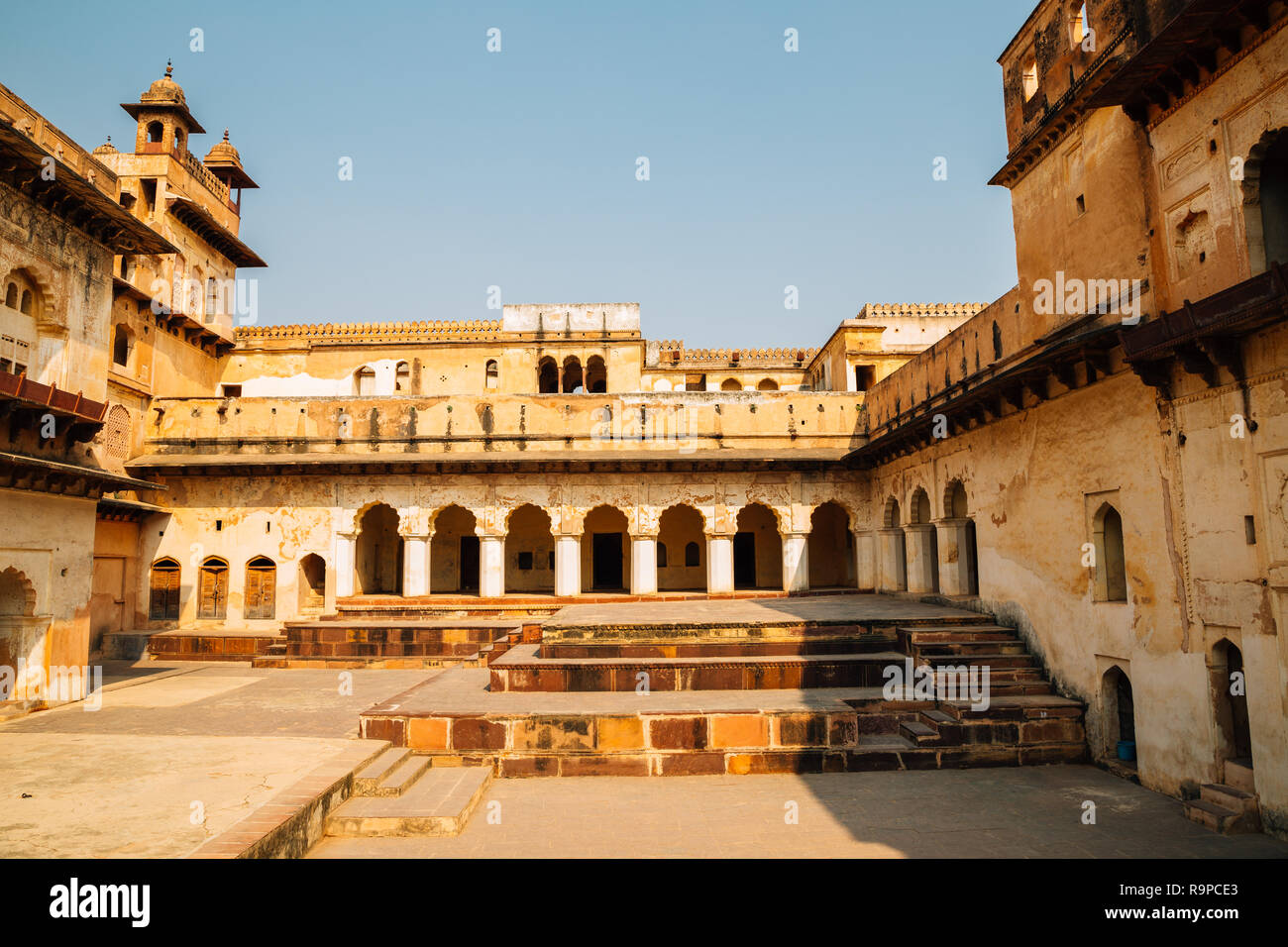 Orchha Fort Raja Mahal, ancient ruins in India Stock Photo - Alamy