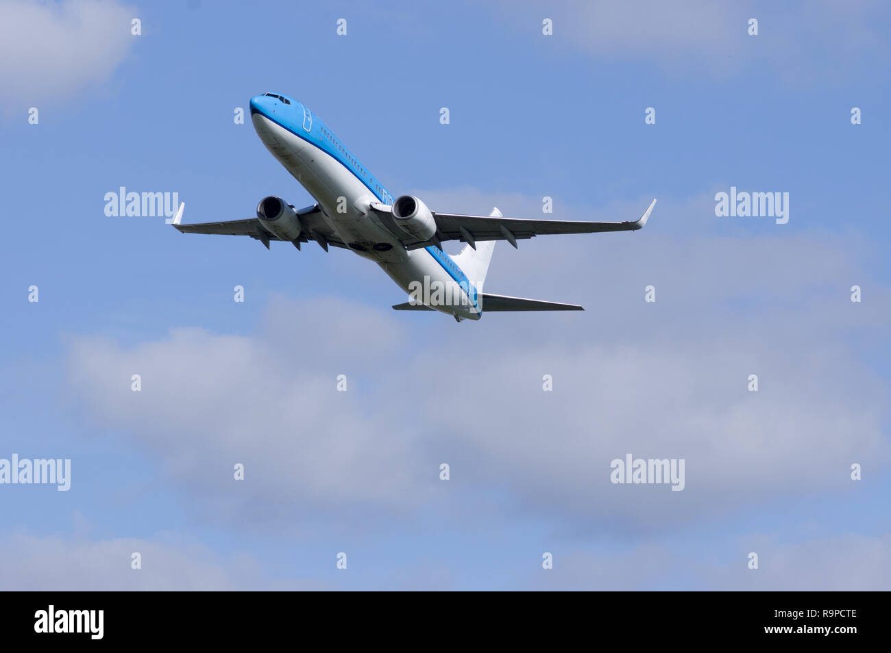 Airplane in flight viewed from the ground Stock Photo - Alamy
