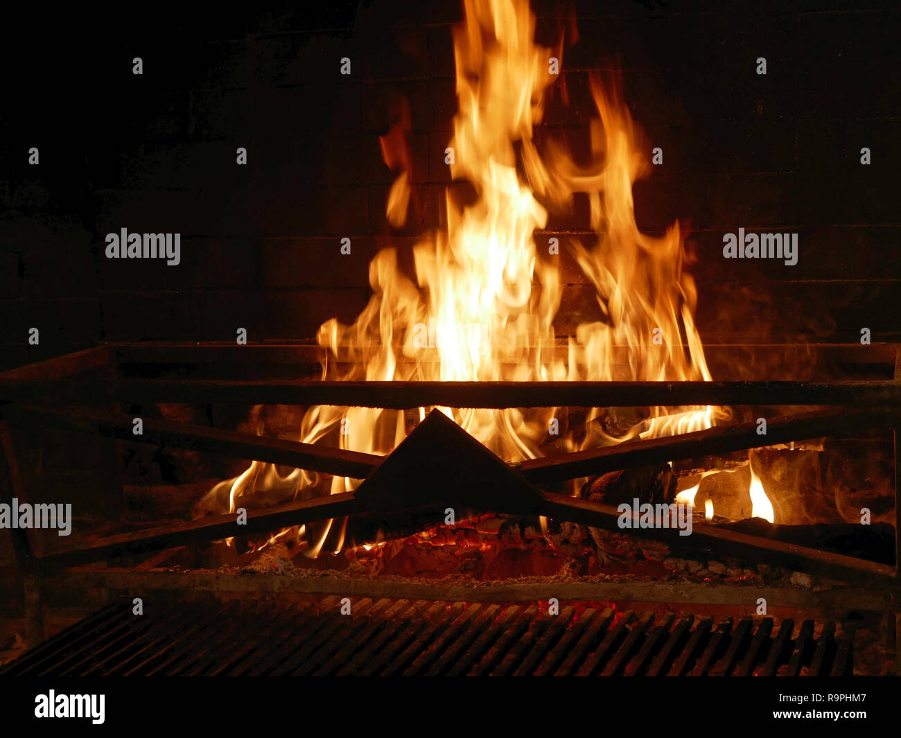 Fire in fireplace hi-res stock photography and images - Alamy