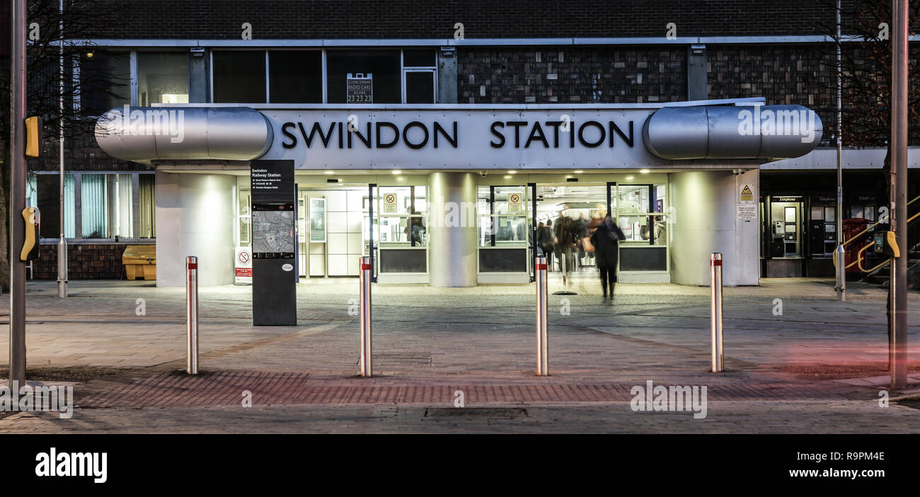SWINDON, UK - DECEMBER 27, 2018: Swindon Railway Station in Wiltshire ...