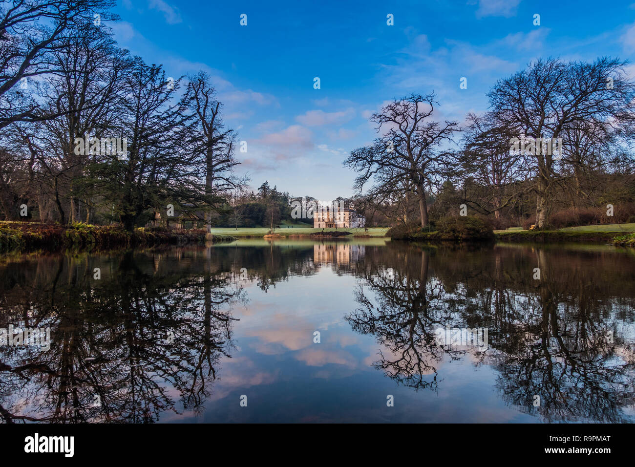 Estate paths hi-res stock photography and images - Alamy