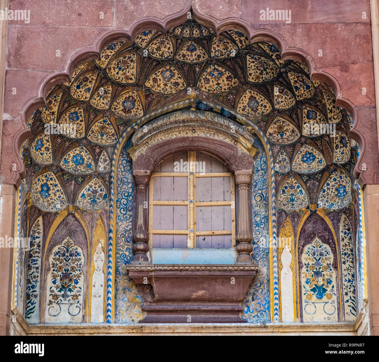 The arch at the entrance of the Tomb of Safdar Jang Stock Photo - Alamy