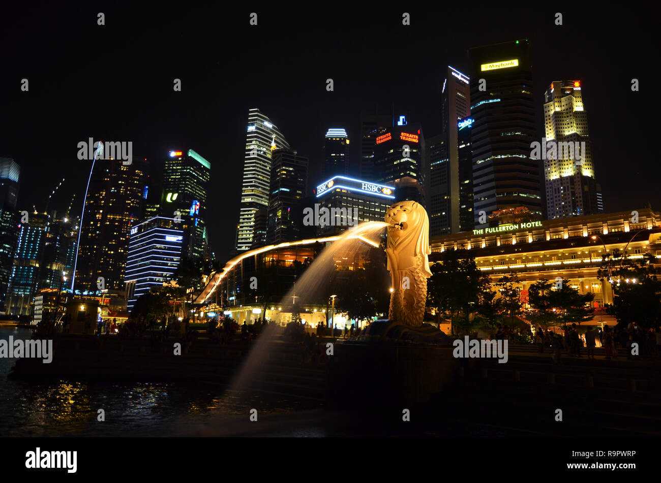SINGAPORE - 5 MAY 2016: Merlion statue fountain in Merlion Park and ...