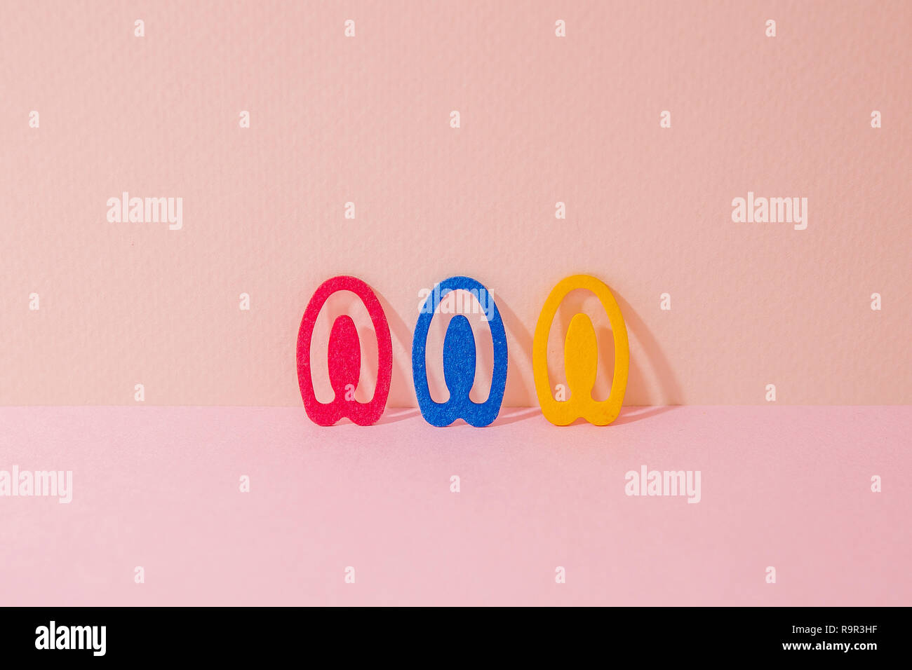 Hand paper clips hi-res stock photography and images - Alamy