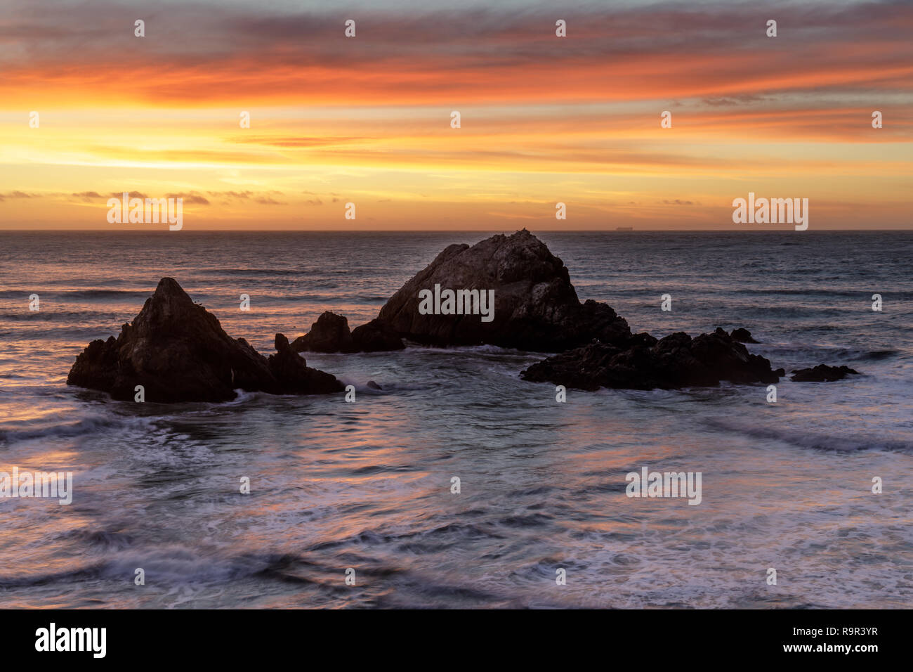 Rocks and islands hi-res stock photography and images - Alamy