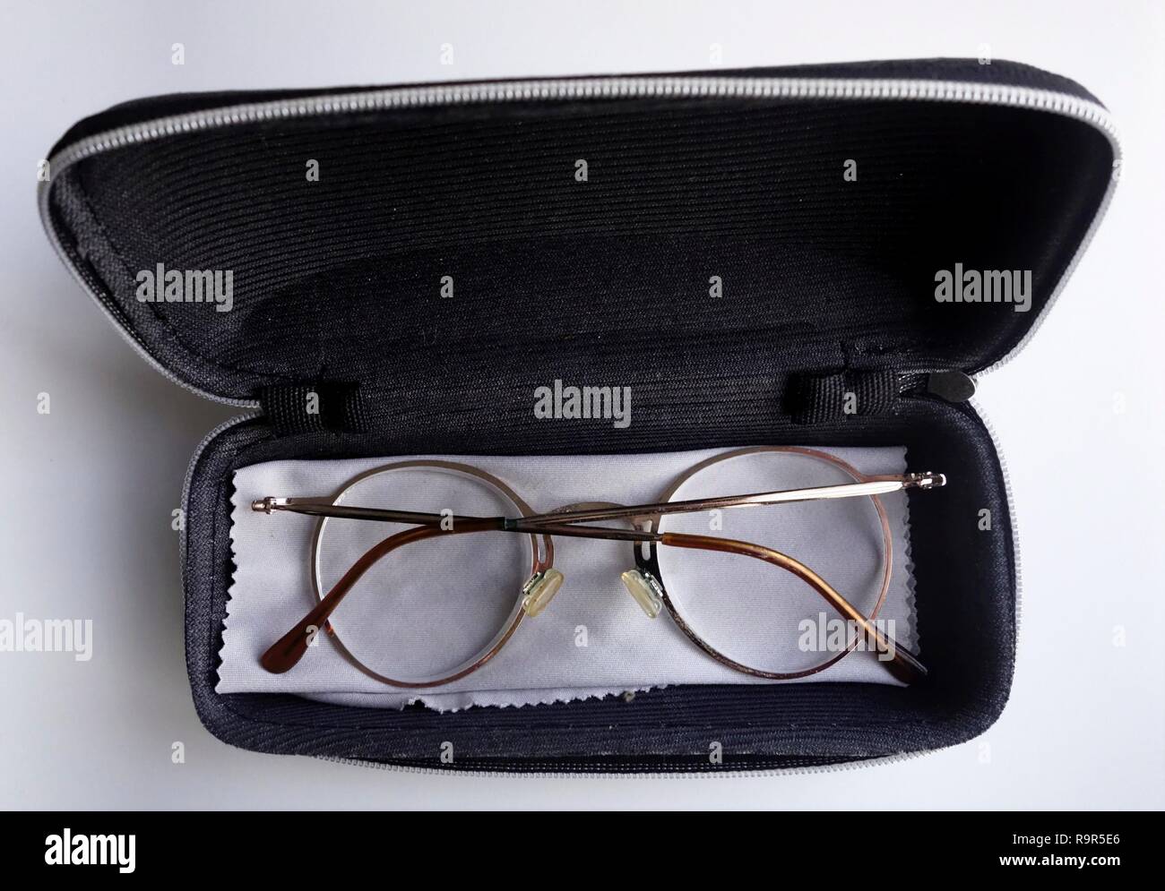 Spectacles cleaning cloth hi-res stock photography and images - Alamy