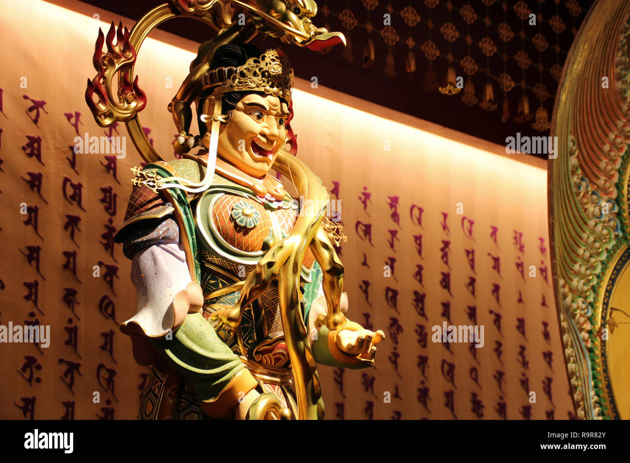 In the Buddha Tooth Relic Temple in Singapour Stock Photo - Alamy
