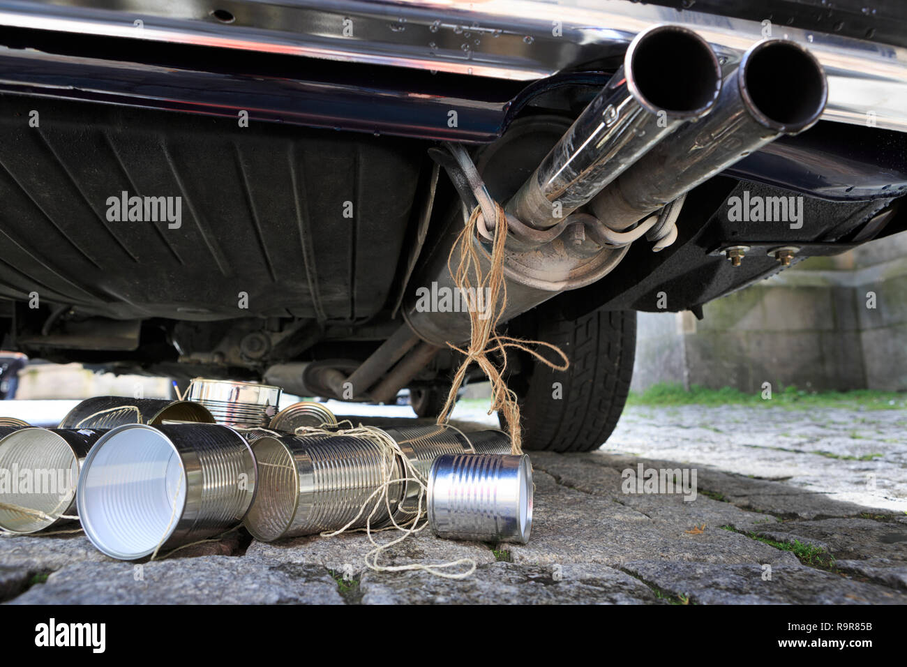 Just married - tin cans attached to exhaust pipes with strings Stock ...