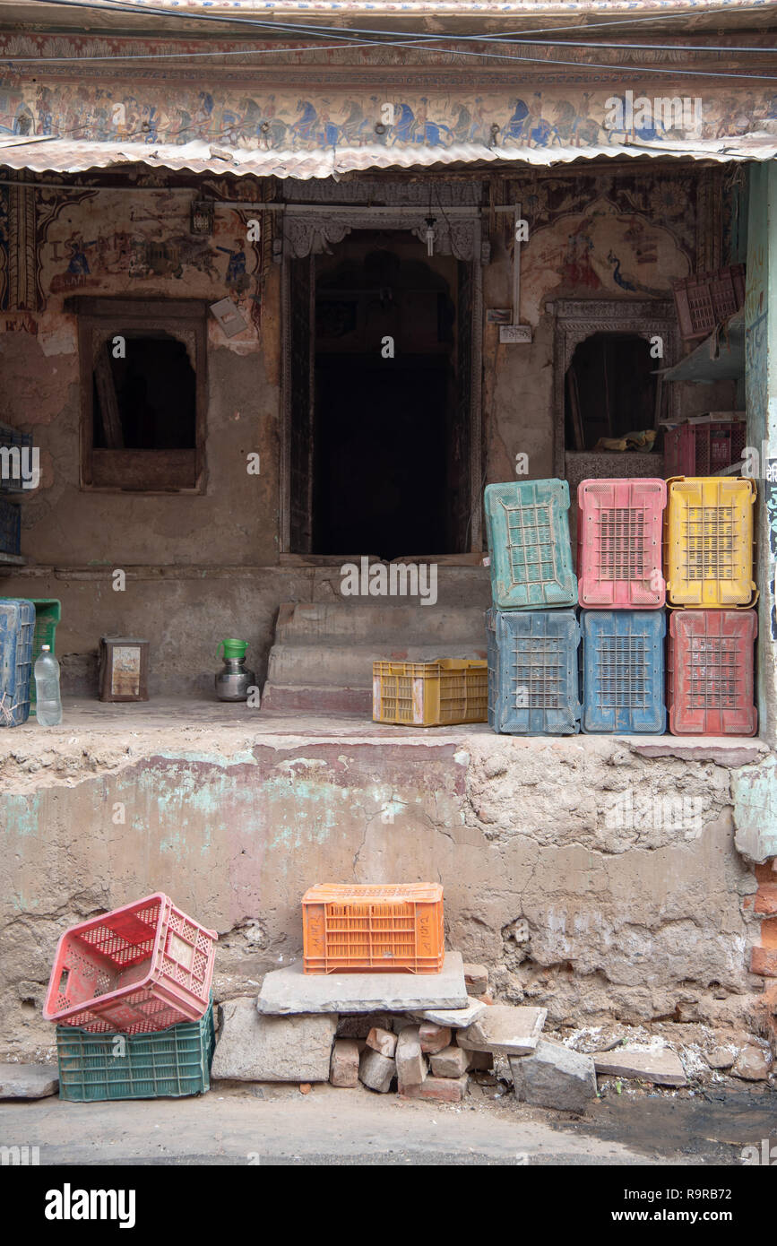 Empty crates hi-res stock photography and images - Alamy
