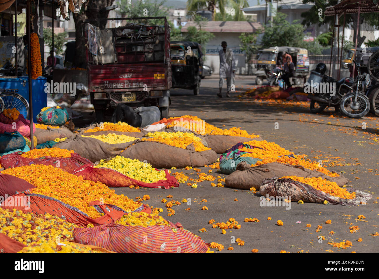 Beautiful fabric bundles of bright fresh flower heads at the Jaipur ...