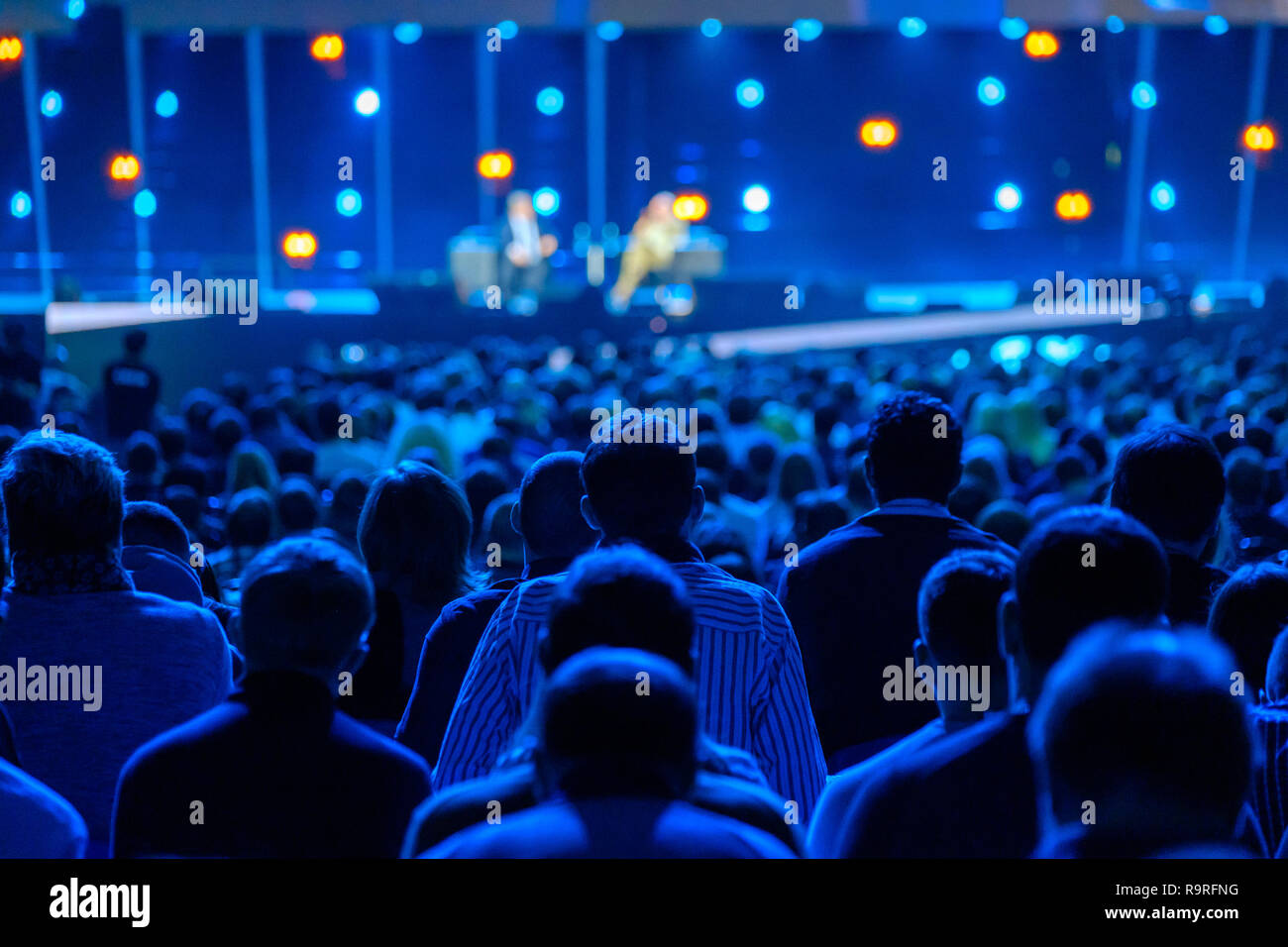 Women speaker back crowd hi-res stock photography and images - Alamy
