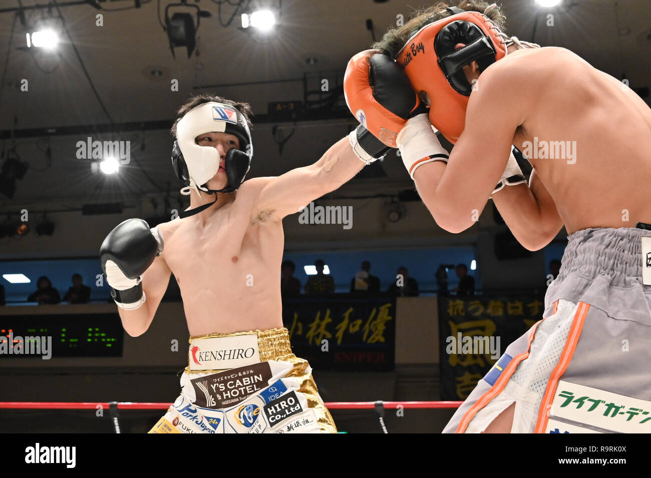 Tokyo, Japan. 13th Dec, 2018. (L-R) Ken Shiro, Hiroto Kyoguchi Boxing ...