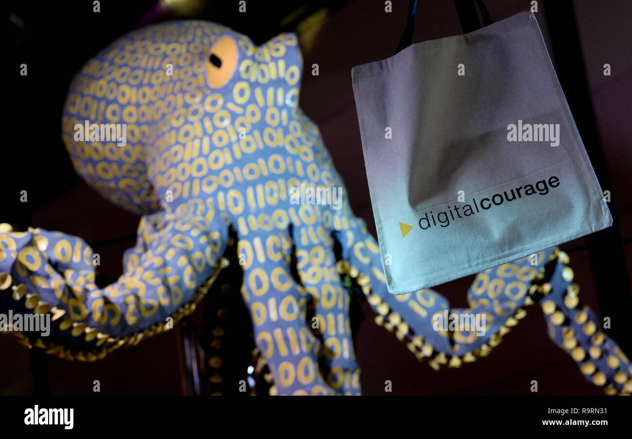 Octopus data data hi-res stock photography and images - Alamy