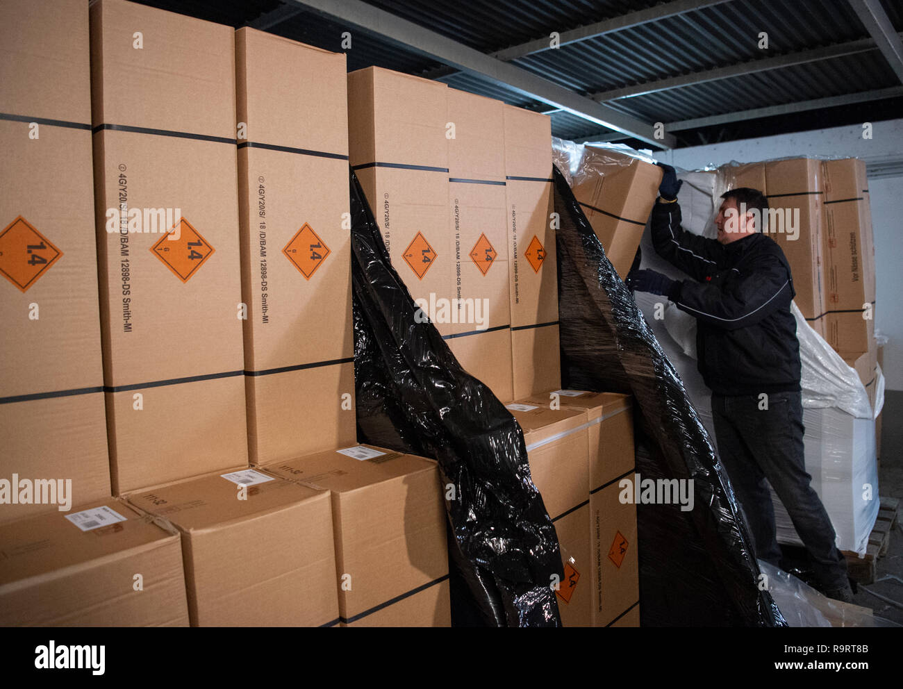 Eitorf, Germany. 28th Dec, 2018. An employee of the fireworks ...