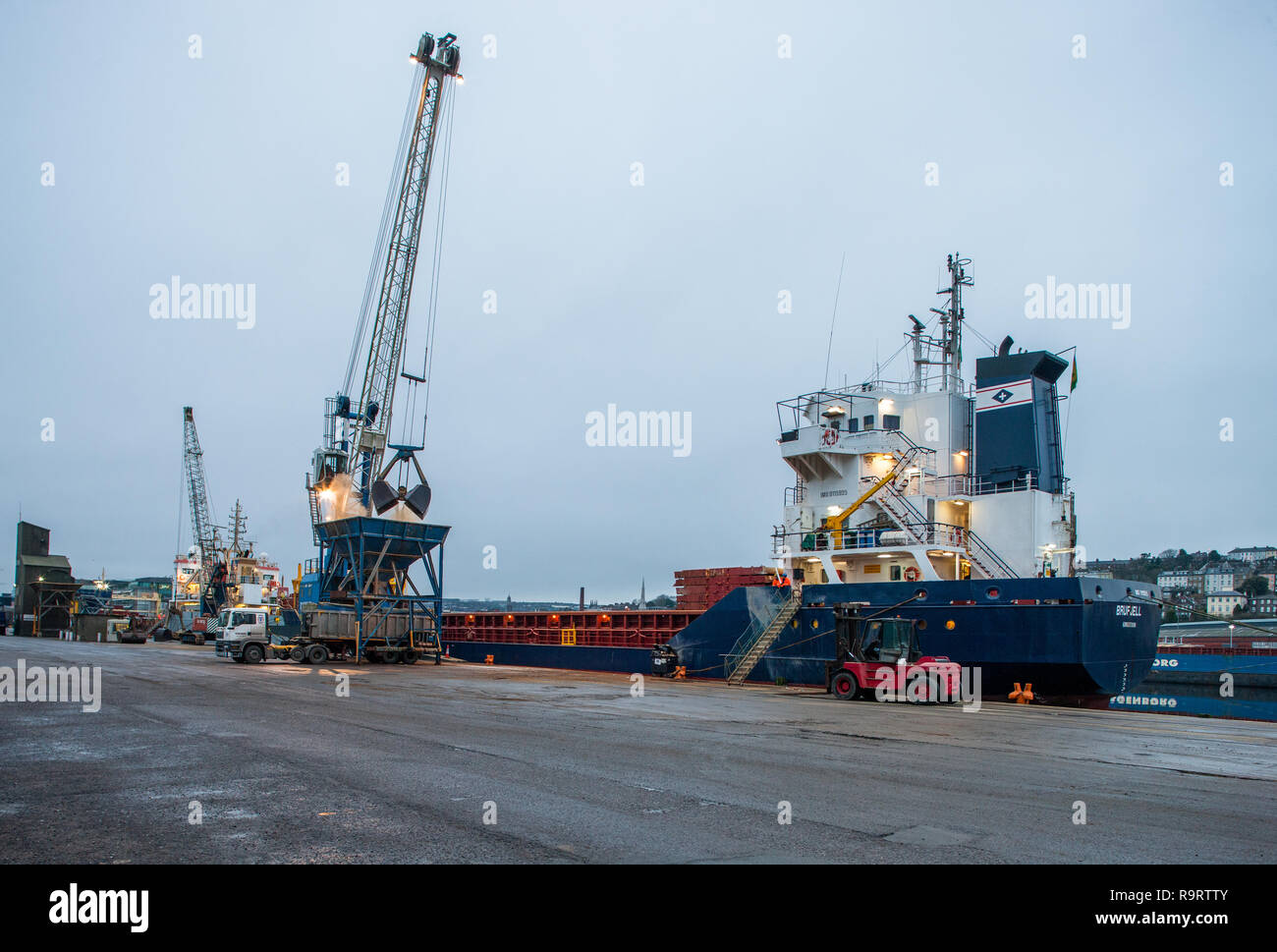 Cork City, Cork, Ireland. 28th Dec, 2018. Cargo ship Brufjell ...