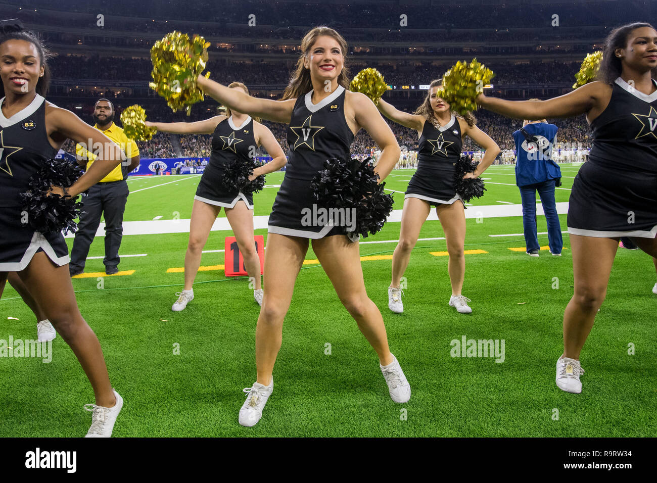 Vanderbilt commodores cheerleaders hi-res stock photography and images ...