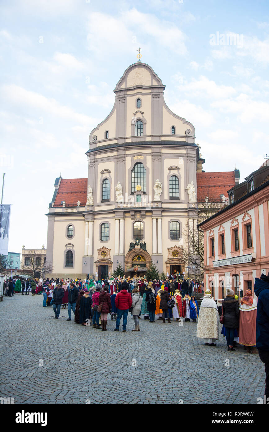 Altoetting, Germany. 28th Dec, 2018. Star singers in Germany are sent ...