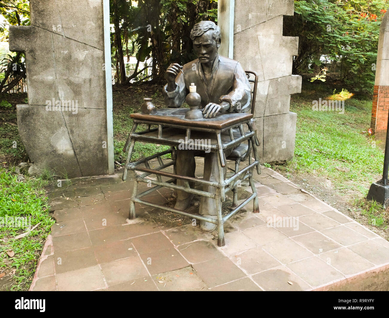 Manila, Philippines. 18th Mar, 2012. The reenacting bronze statue of Dr ...