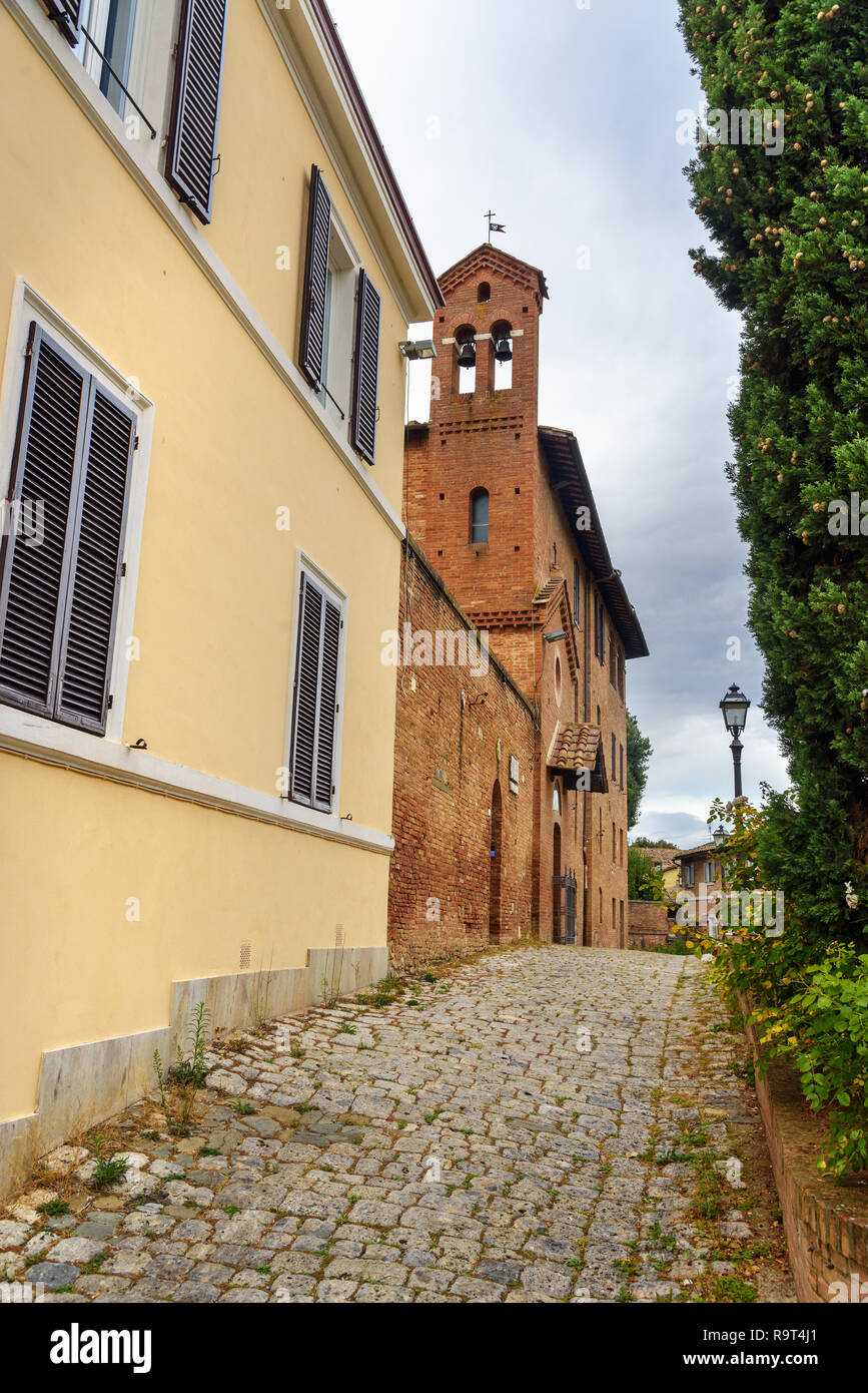 Narrow street tuscany medieval hi-res stock photography and images - Alamy