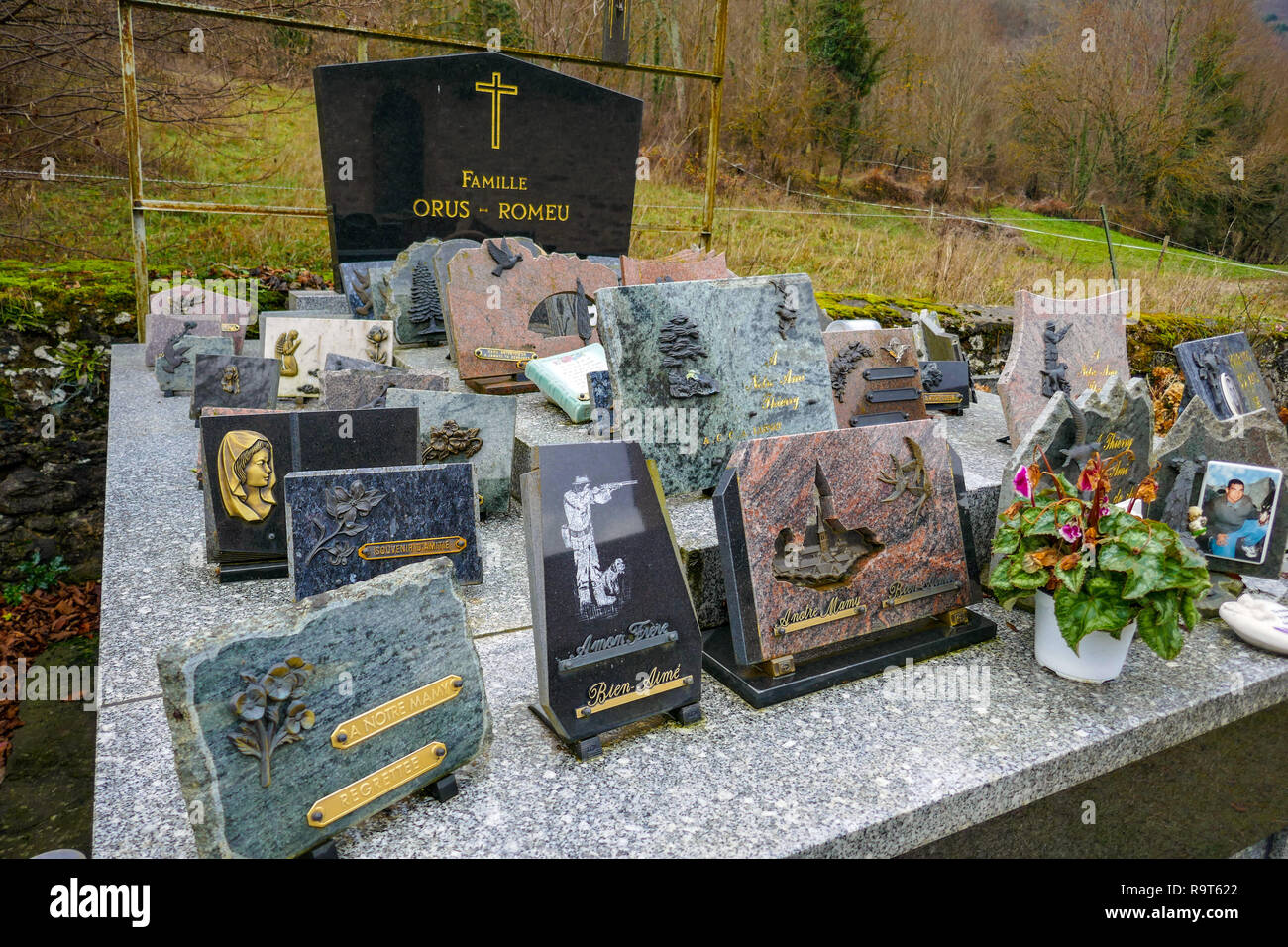 Family tomb hi-res stock photography and images - Alamy