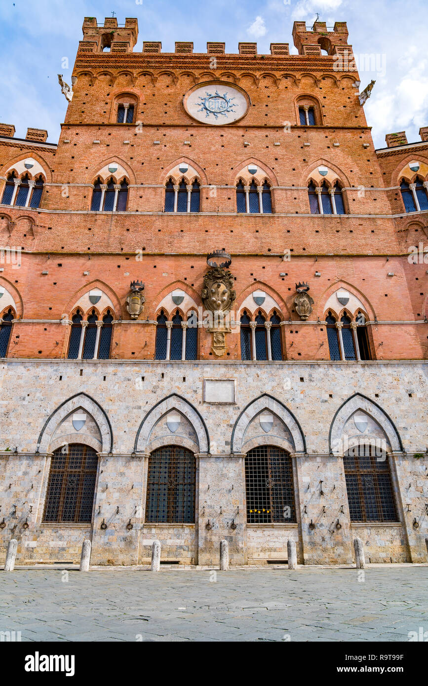 Gothic style town hall hi-res stock photography and images - Alamy