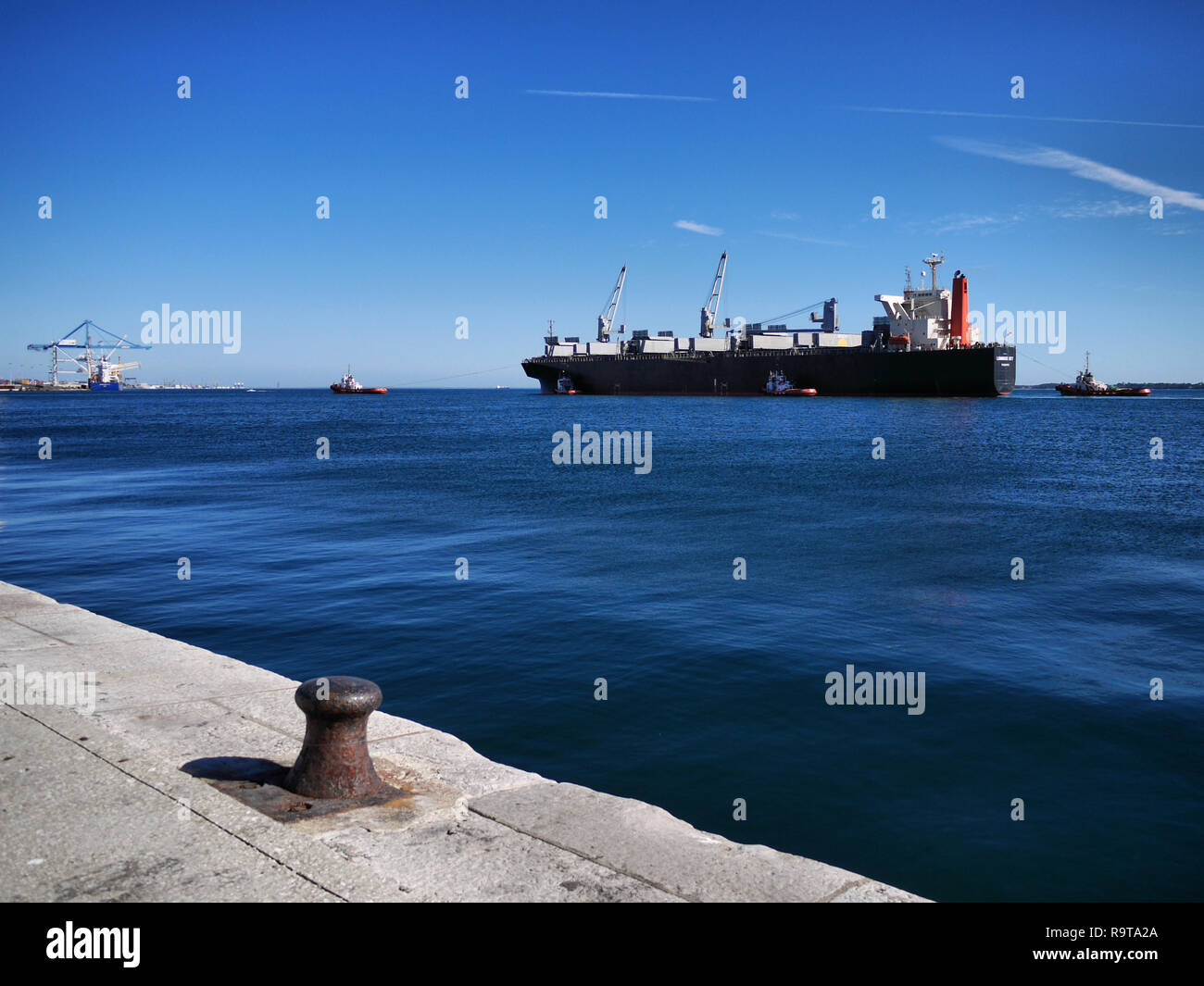 Heavy lift ship hi-res stock photography and images - Alamy