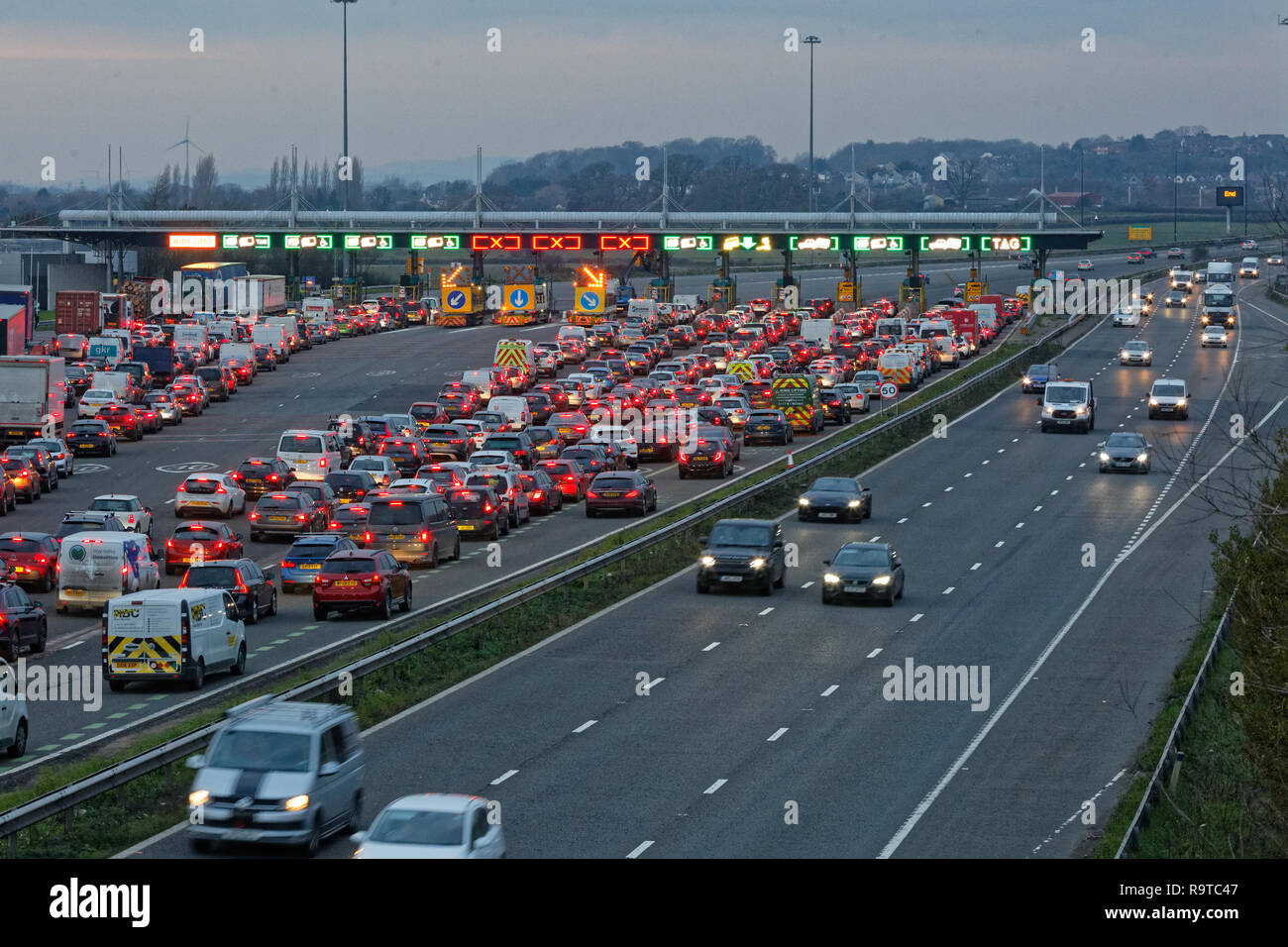 Long traffic queues hi-res stock photography and images - Alamy