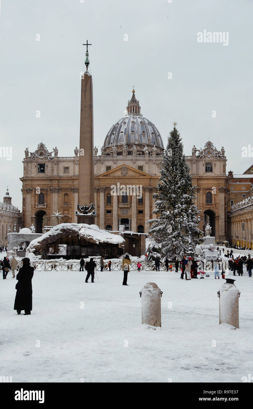 Tourists visit ice snow hi-res stock photography and images - Alamy