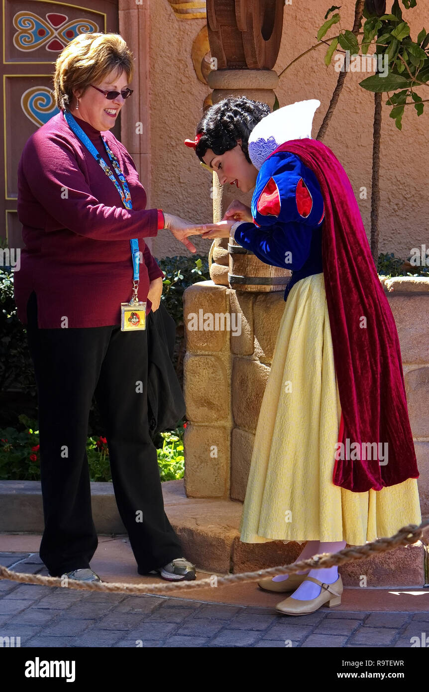 Disney world park employees hi-res stock photography and images - Alamy