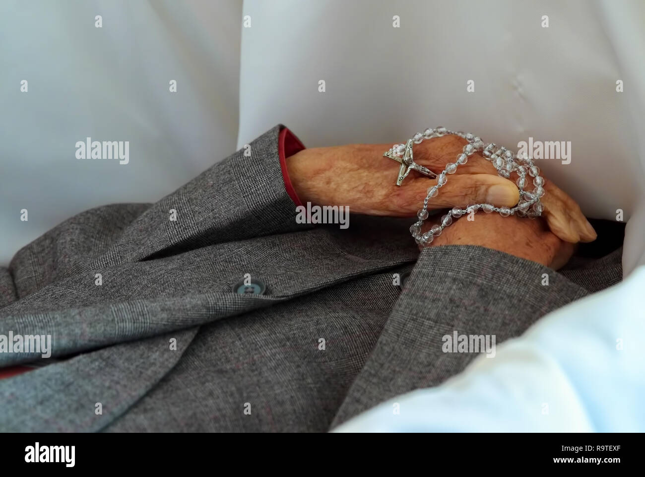 Praying hands memorial hi-res stock photography and images - Alamy