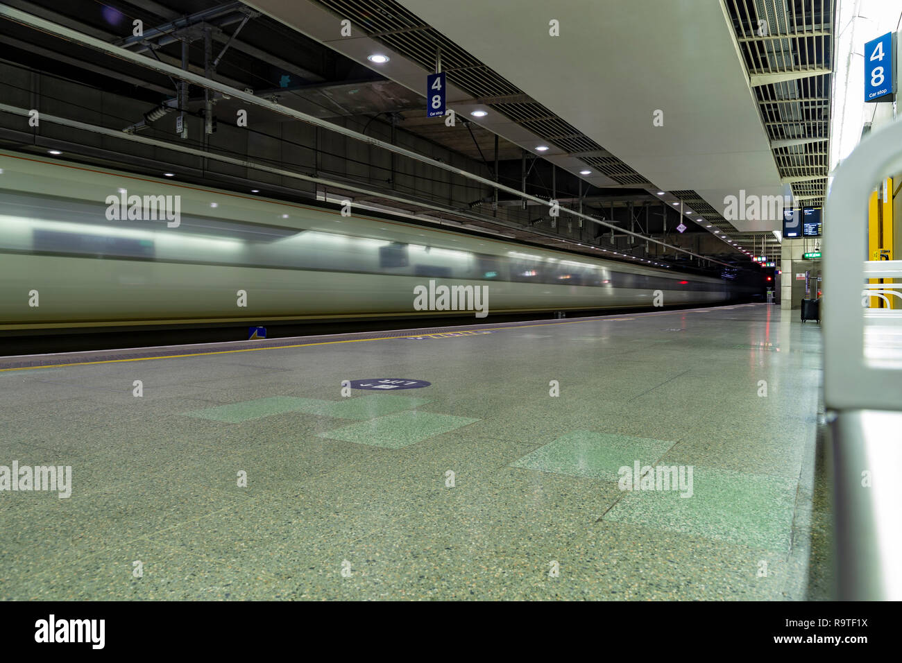 Kings cross platform one hi-res stock photography and images - Alamy